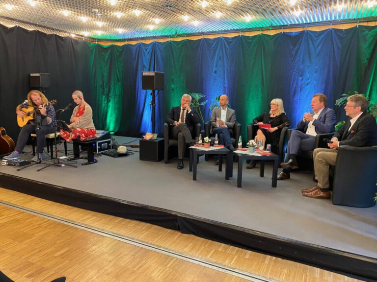 Alexander Arens als Vertreter der LWL-Kulturstiftung in Bad Oeynhausen ...